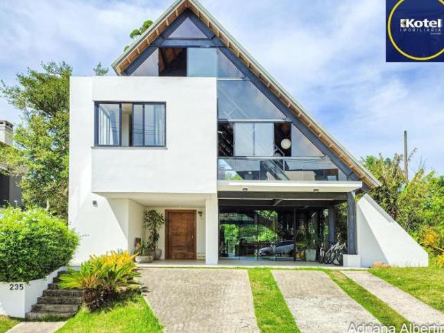 Casa com 395m² e vista para o Guaiba