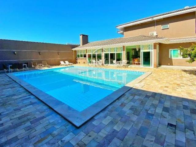 Casa com 396.14 m², 4 quartos sendo 4 suítes à ven