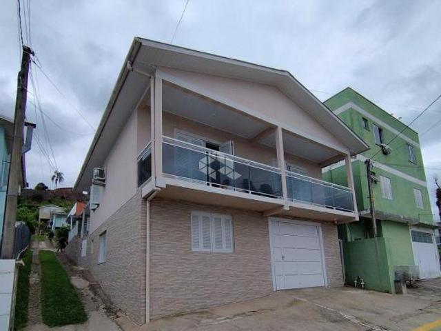 Casa com 3 moradias em amplo terreno