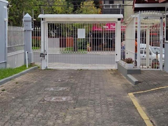 Casa com 3 dorm, 1 suíte e 2 vagas cobertas em Condomínio Fechado na Av. Otto Ni