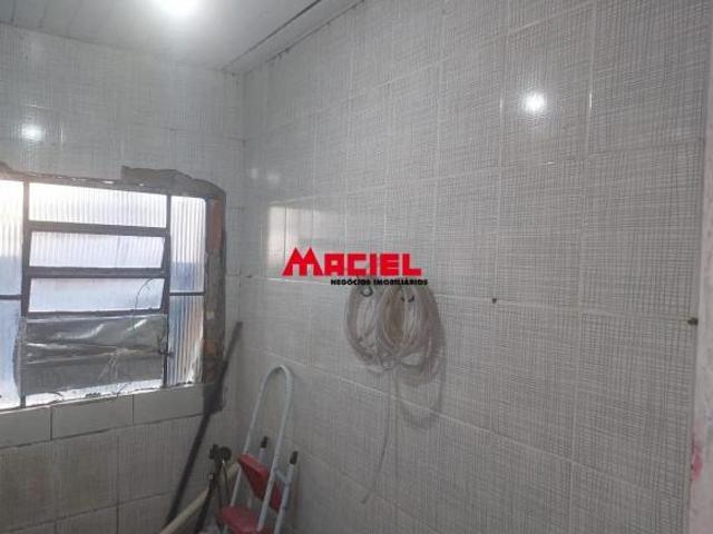 Casa com 3 dormirios, 1 wc, cozinha, churrasqueira, 2 vagas de garagem coberta + edicula com cozinha