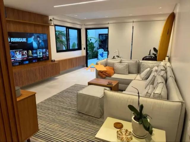 Casa de Alto Padrão para Locação a 50m da Praia de Juquehy | 3 Suítes com Ar Condicionado | Piscina