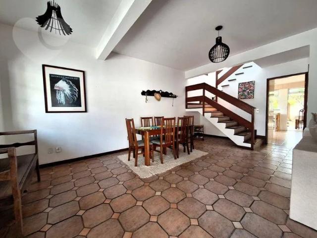 Casa com 3 dormitórios à venda a poucos passos da praia, 247 m² por R$ 1.250.000 Piratininga Ni