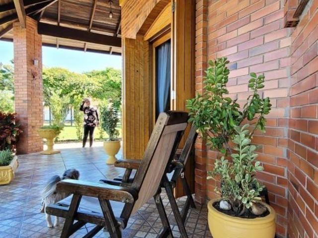 Casa com 3 dormitórios, mezanino, e piscina