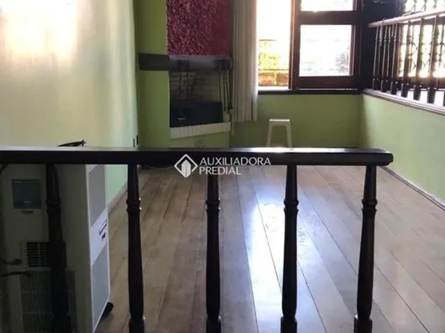 Casa de 3 dormitórios com pátio e piscina no bairro Cristal