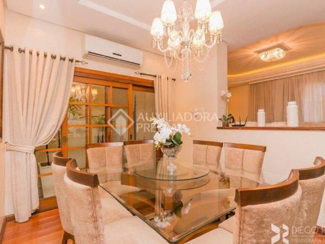Casa com 3 dormitórios no bairro Teresópolis
