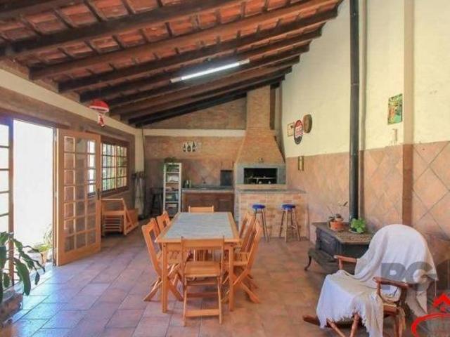 Casa com 3 Dormitórios no Bairro Tristeza na Zona Sul de Porto Alegre