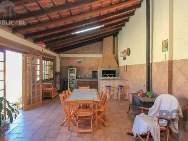 Casa com 3 Dormitórios no Bairro Tristeza na Zona Sul de Porto Alegre