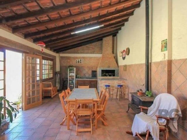 Casa com 3 Dormitórios no Bairro Tristeza na Zona Sul de Porto Alegre