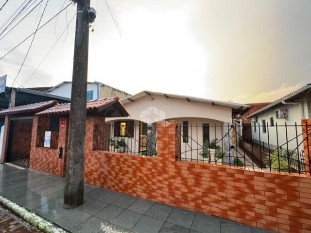 Casa com 3 dormitórios, no bairro Goiás