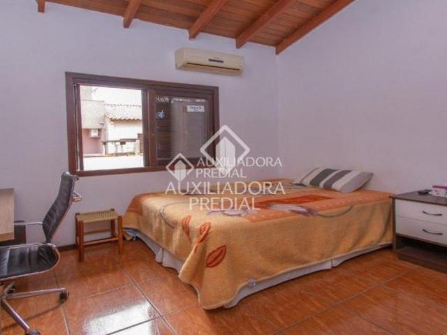 Casa com 3 dormitórios no bairro Hípica