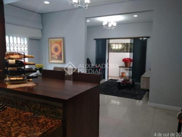Casa com 3 dormitórios no bairro Nonoai