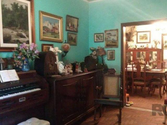 Casa com 3 dormitórios no bairro Sarandi