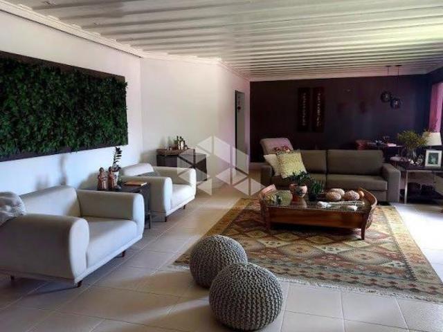 Casa com 3 Dormitórios no Condomínio Condado de Castella