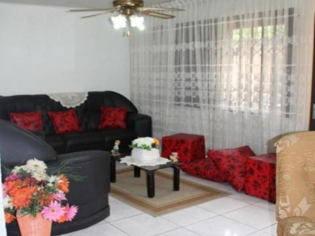 Casa com 3 dormitórios no Parque Santa Fé em Porto Alegre. Vendo casa térrea com 3 dormitórios no Pa