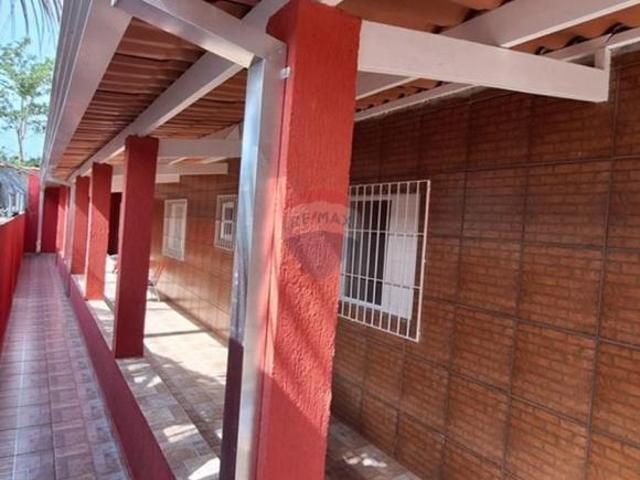 Casa com 3 dormitórios, a 1,5 km da praia