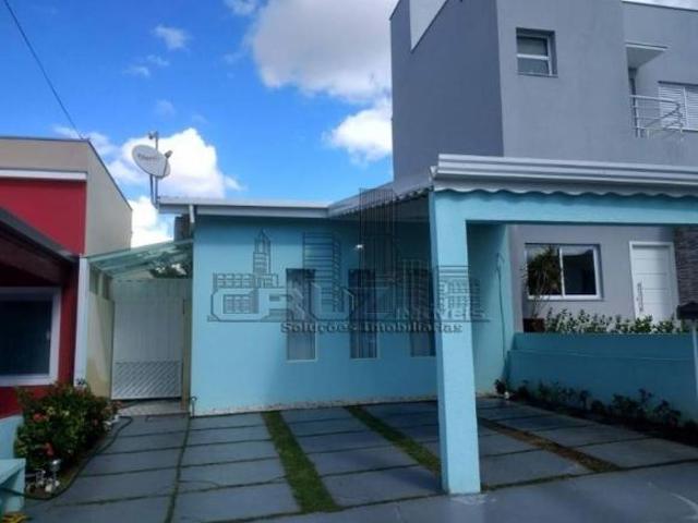 Casa com 3 dormitórios à venda, 105 m² por R$ 600.000