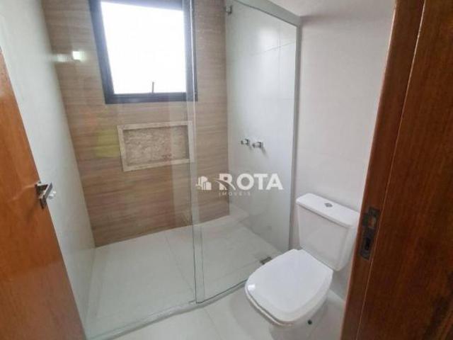 Casa térrea repleta de armários planejados, com 3 suítes + piscina