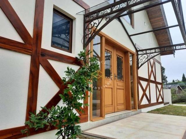 Casa com 3 dormitórios à venda, 325 m² por R$ 1.700.000,00 Vila Inglesa Campos do Jordão/SP