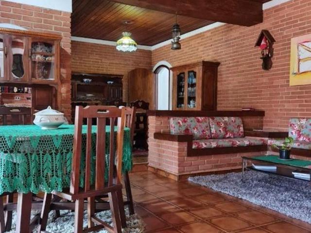 CASA COM 3 DORMITÓRIOS À VENDA