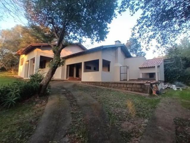 Casa com 3 dormitórios, ampla e bem localizada próximo ao Centro de