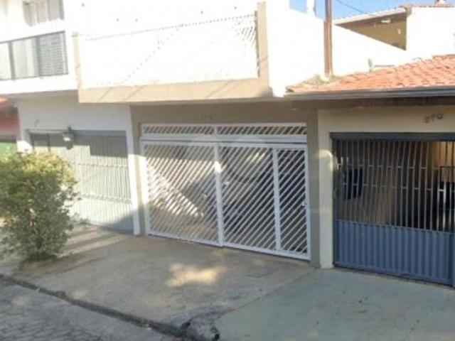 Casa com 3 dormitórios, bairro residencial, próximo ao centro e ao comércio local, agende sua visita
