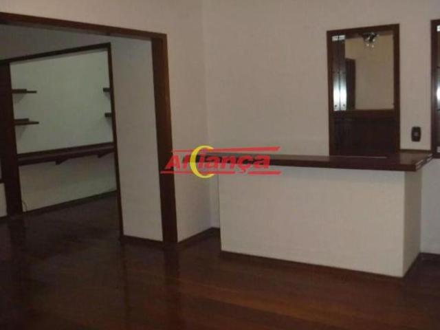 Casa com 3 dormitórios bem localizada em Guarulhos