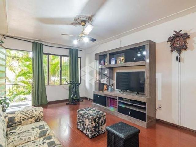 Casa com 3 dormitórios, churrasqueira e espaço de 320m² de área total
