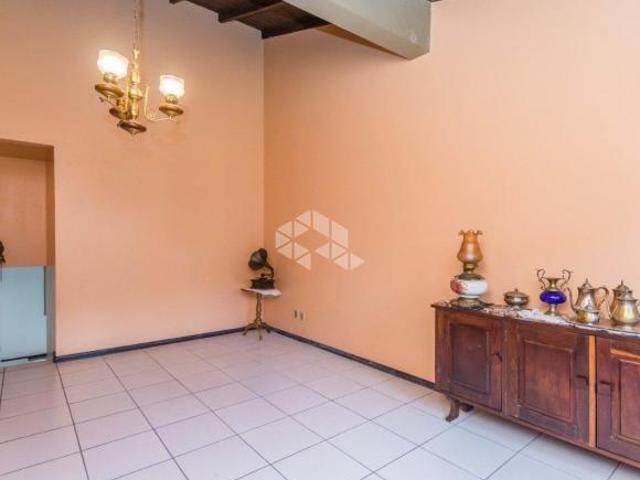 Casa com 3 dormitórios e 3 vagas de garagem a uma quadra da Protásio Alves