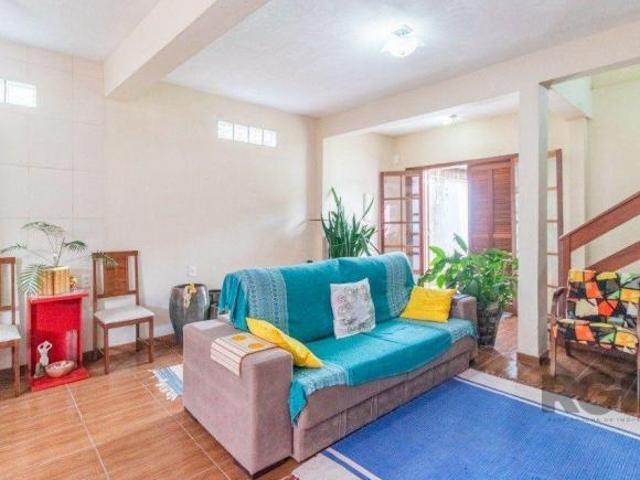 Casa com 3 dormitórios e 3 vagas no bairro Santa Tereza