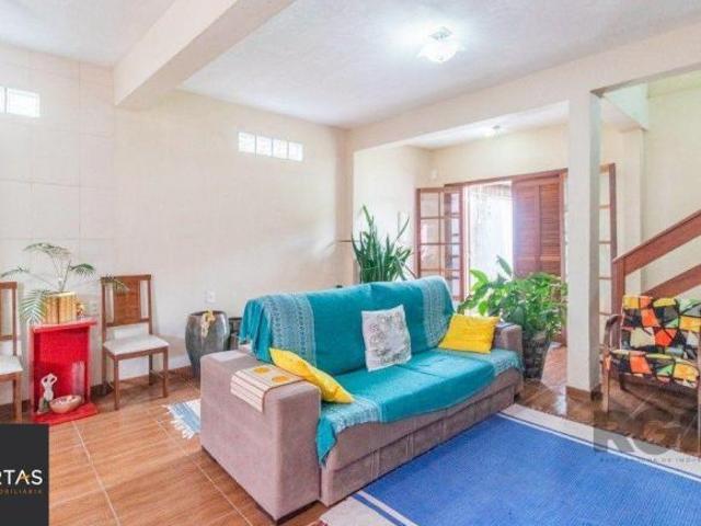 Casa com 3 dormitórios e 3 vagas no bairro Santa Tereza