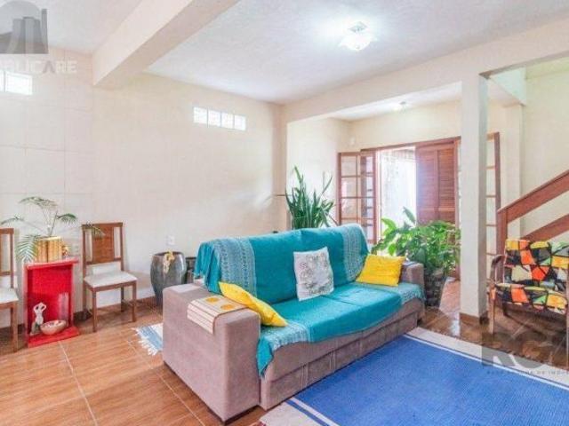 Casa com 3 dormitórios e 3 vagas no bairro Santa Tereza