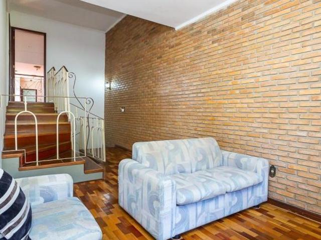 Casa com 3 dormitórios e 263m² e vaga para 5 carros!