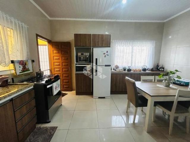 Casa com 2 dormitórios e 4 vagas de garagem, pátio fundos, Nossa Senhora das Graças Canoas