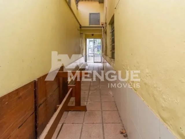 Casa com 3 dormitórios e 2 vagas de garagem, à venda no bairro Cristo Redentor em Porto Alegre com 8