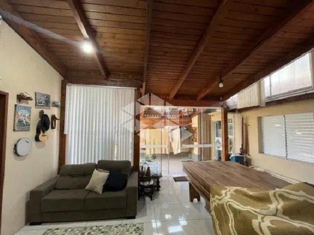 Casa com 3 dormitórios e 2 vagas na Rua República Canoas
