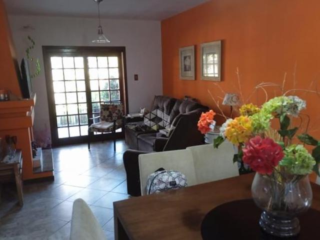 Casa com 3 dormitórios e 4 vagas no bairro Ipanema