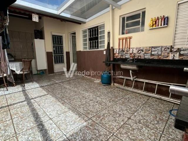 Casa com 3 Dormitórios e Churrasqueira a venda