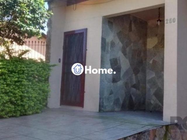 Casa com 3 dormitórios e amplo pátio com grama