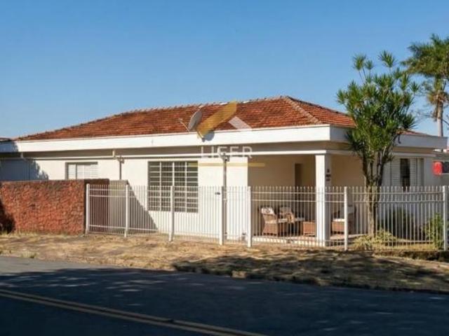 Casa com 3 dormitórios e amplo terreno à venda no Jardim Santo Antônio em Valinh