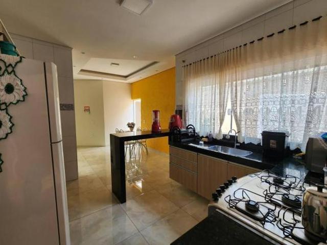 Casa com 3 dormitórios e gourmet no Parque das Flores