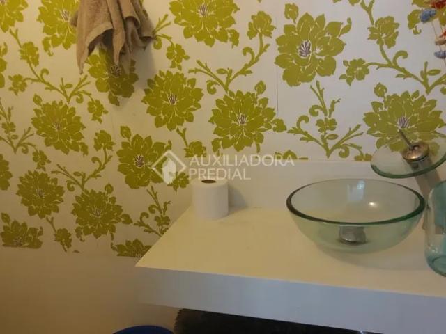 Casa com 3 dormitórios e garagem na Vila Nova