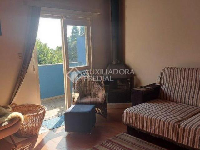 Casa com 3 dormitórios e garagem na Vila Nova