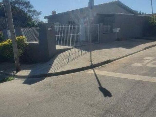 Casa com 3 Dormitórios e Garagem para 4 Carros à Venda no Bairro Colonial ? Atibaia