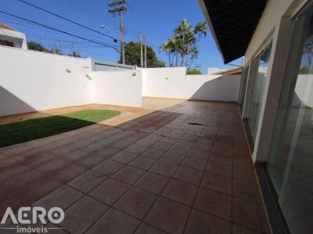Casa com 3 dormitórios e garagem para 6 carros no Estoril