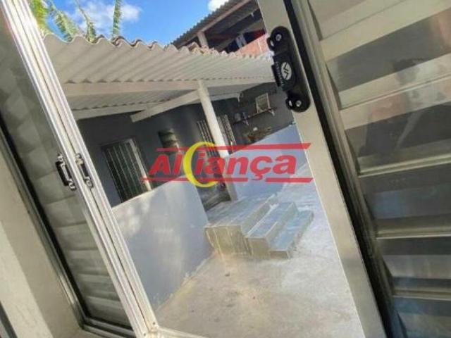 Casa com 3 dormitórios e grande espaço de garagem em Guarulhos