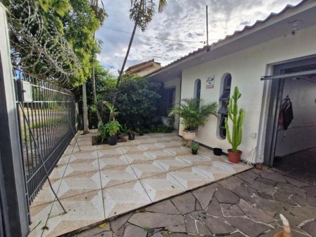 Casa com 3 dormitórios e edícula nos fundos no bairro Nonoai