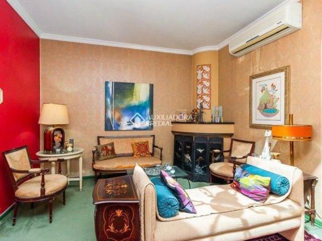 Casa com 3 dormitórios e suíte no bairro Petrópolis