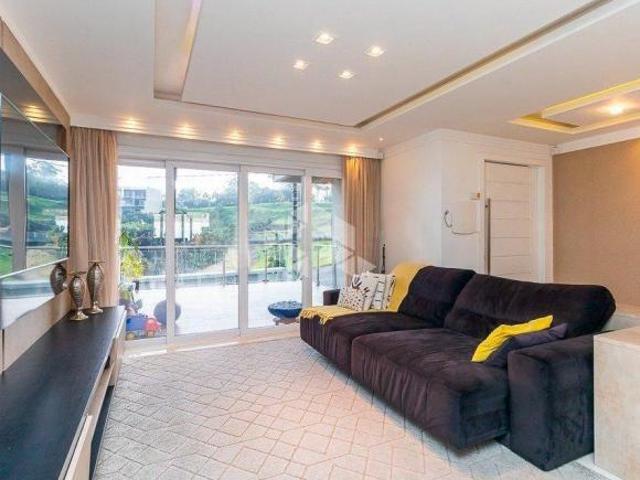 Casa com 3 dormitórios e pátio com piscina