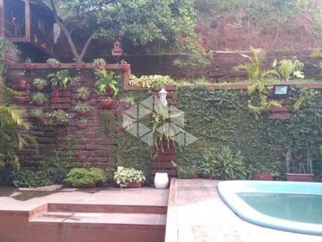Casa com 3 Dormitórios e Piscina em Vila Nova, Porto Alegre